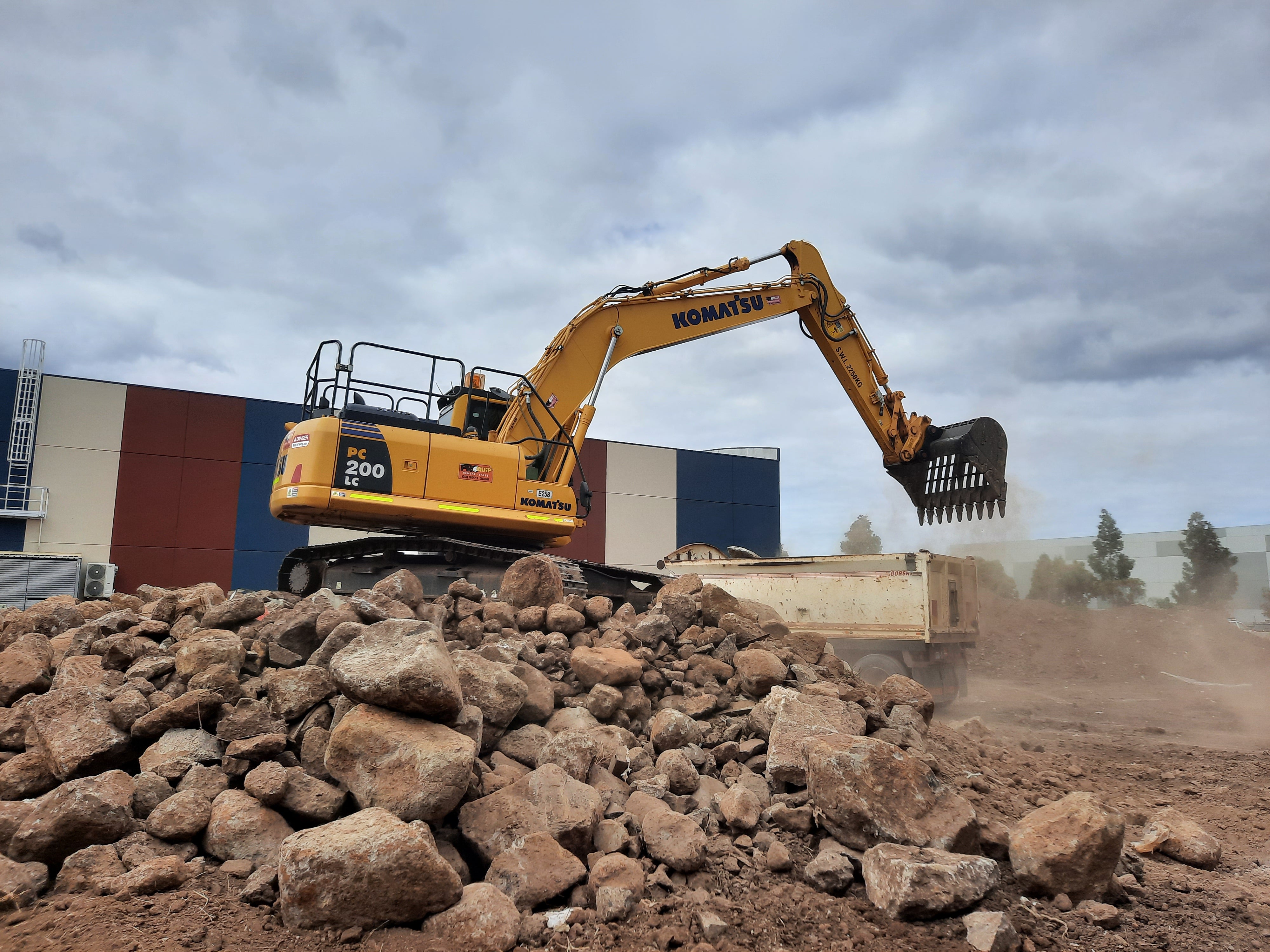 1800mm Sieve Bucket for 20-24T Excavator – Impact Attachments